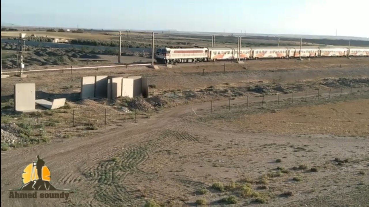 TL-702-Le train venant de Safi entre en gare de Benguerir - YouTube
