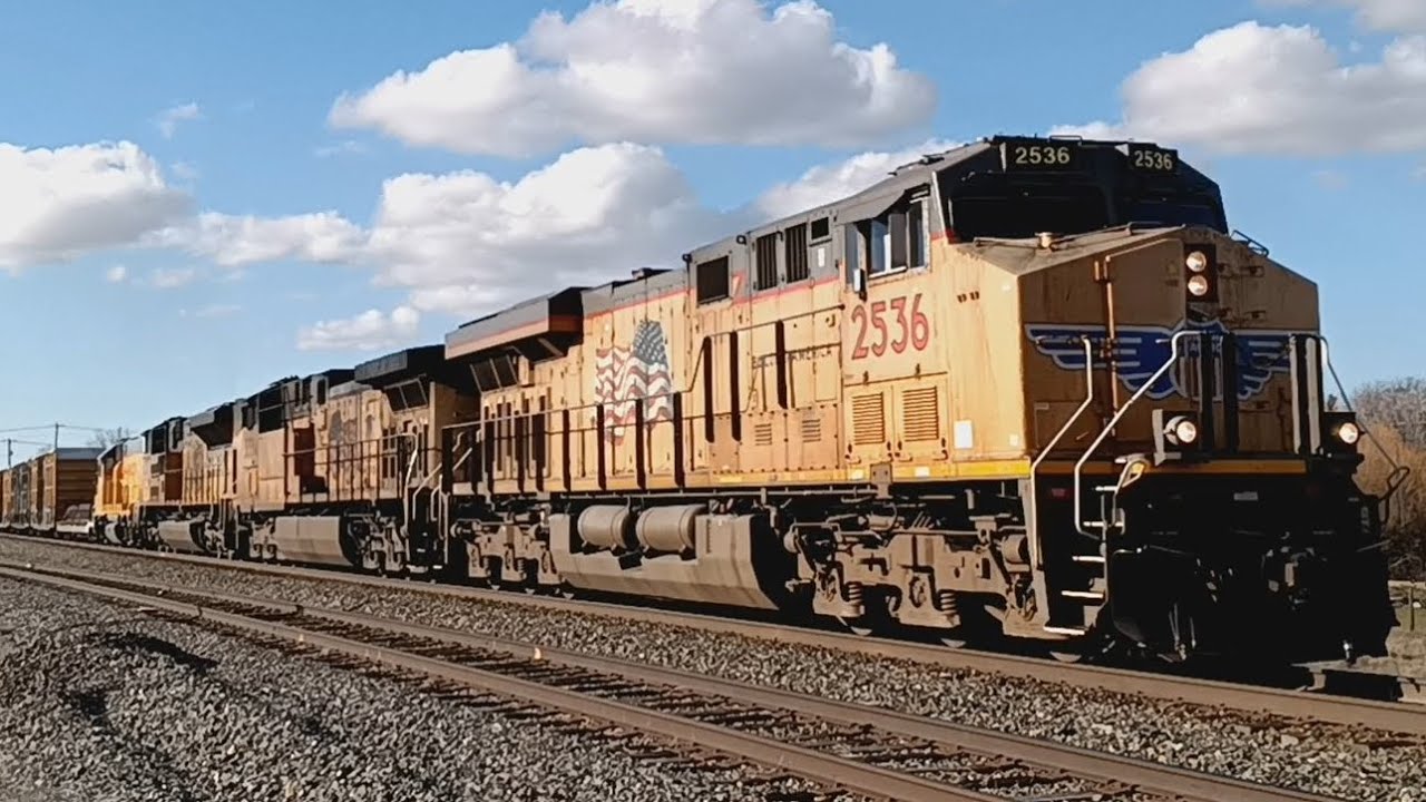 Eastbound Union Pacific manifest train in Kuna with a GP15Y dead in tow! - YouTube