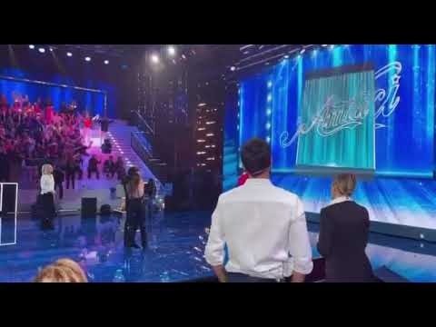 L’esultanza di Raimondo Todaro per la vittoria di mattia ad Amici 2023