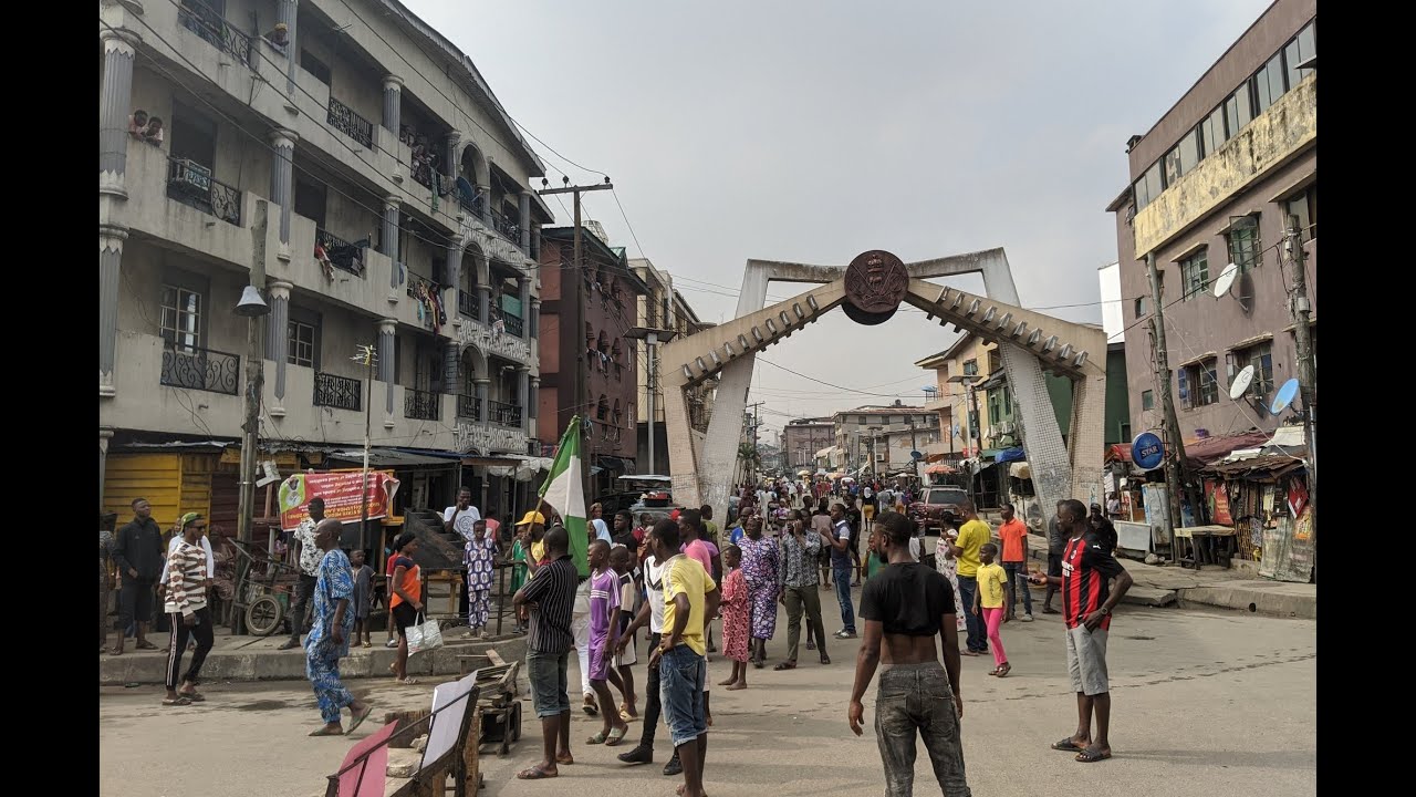 LOOTING AT THE PALACE OF THE OBA OF LAGOS - YouTube