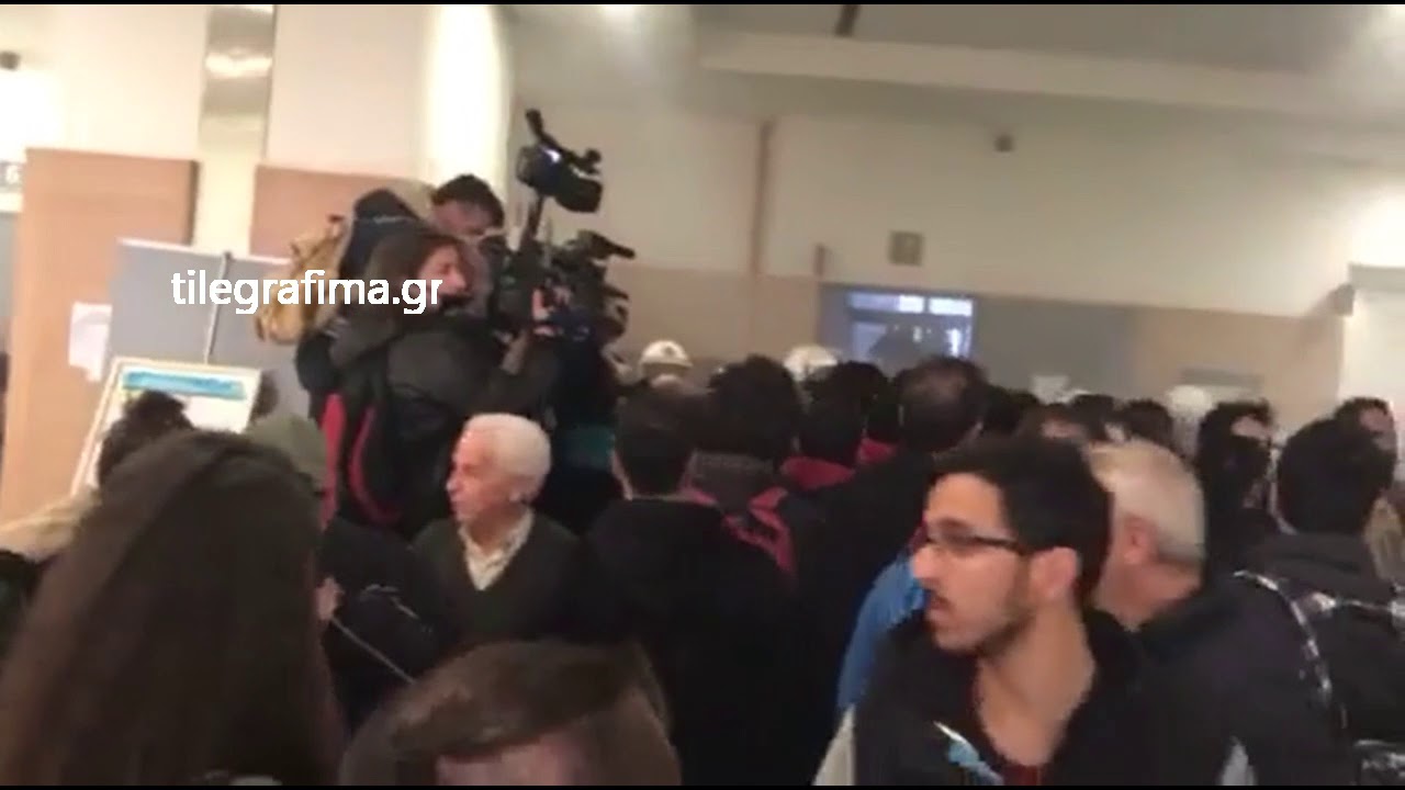 Ενταση στο Ειρηνοδικείο για τους πλειστηριασμούς - YouTube