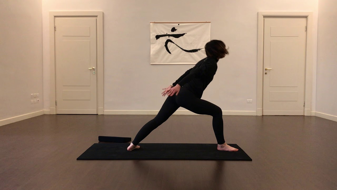 Vinyasa Yoga: pratica guidata da Giulia - YouTube