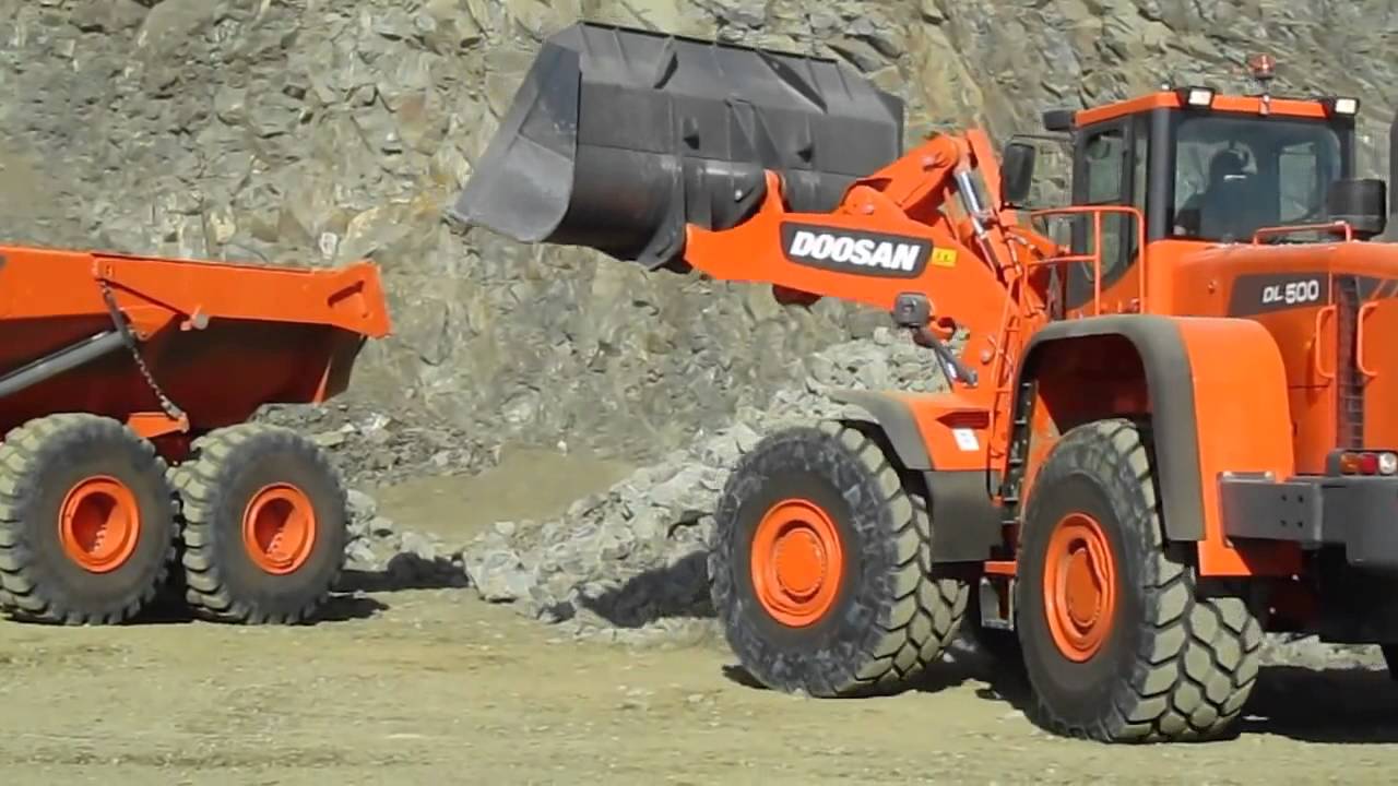 Doosan wheel loader loading a Doosan dump truck - YouTube