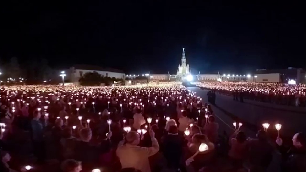 Rezar en Fátima, una multitud en 360° - YouTube