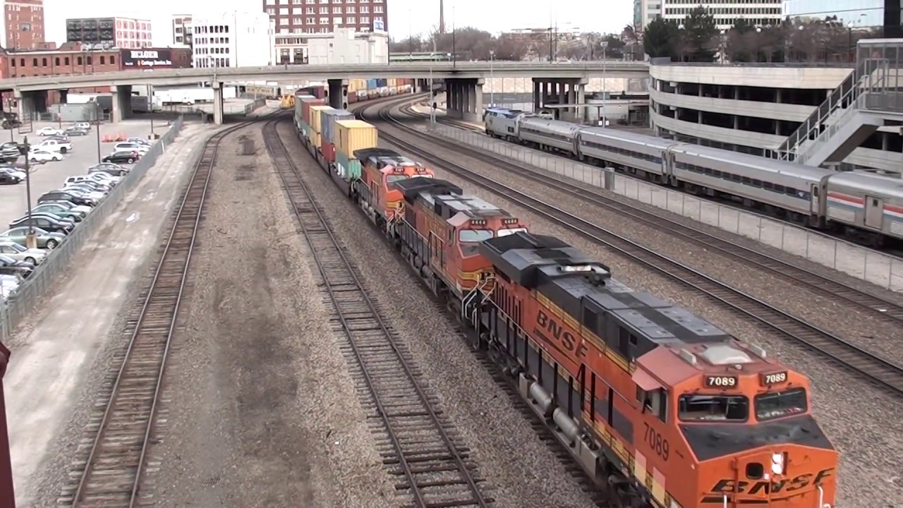 BNSF #7089 leads WB Long Stacktrain. Kansas City, MO 1/28/17 - YouTube