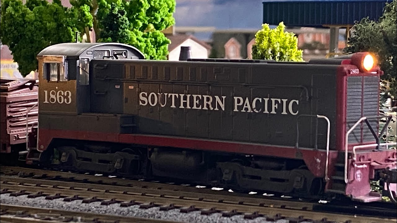 Southern Pacific Switcher Coming Thru - HO Scale Model Trains - YouTube