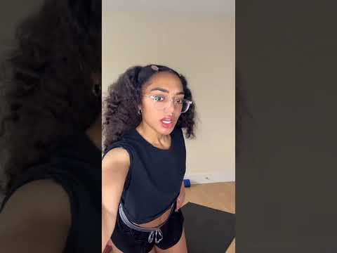 Gatinha fazendo alguns exercícios de blusinha e shortinho curto - Part 1/2 🔥