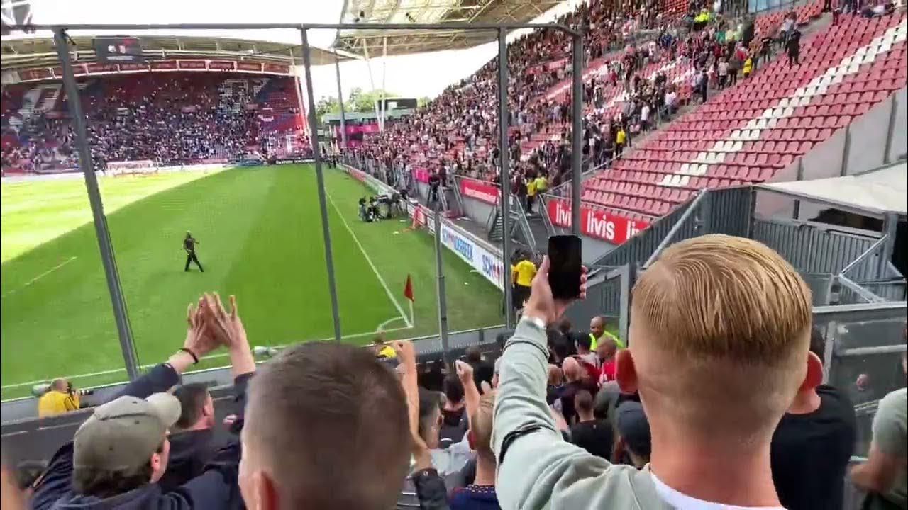 FC Utrecht - Ajax 28.08.2022: Utrecht supporter op het veld na de ...