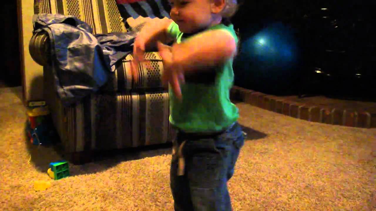 Baby dancing to beatbox - YouTube