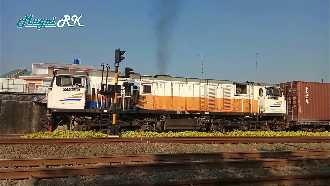 インドネシアの貨物列車 カラワン駅発車 | Indonesian Freight Train With GE CM20EMP Loco ...