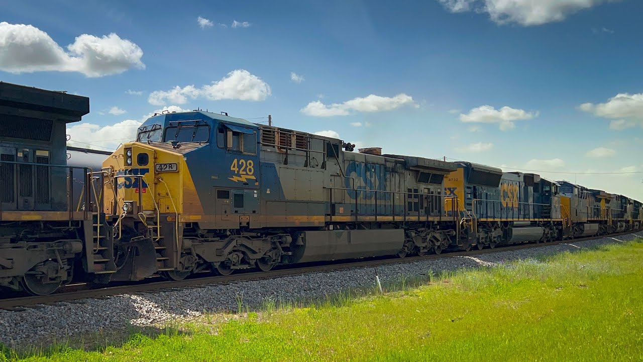 CSX M692 Meets a Nine Engine M693 in Martinez, GA - YouTube
