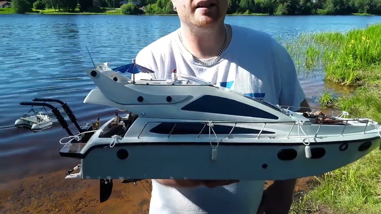 Kyosho Atlantio 600 Brushless Boat - YouTube