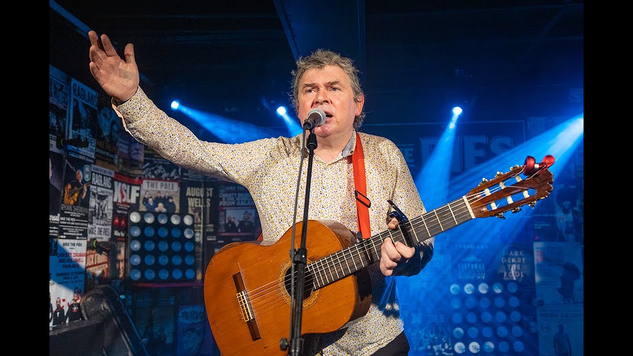 John Spillane at Mike The Pies. - YouTube