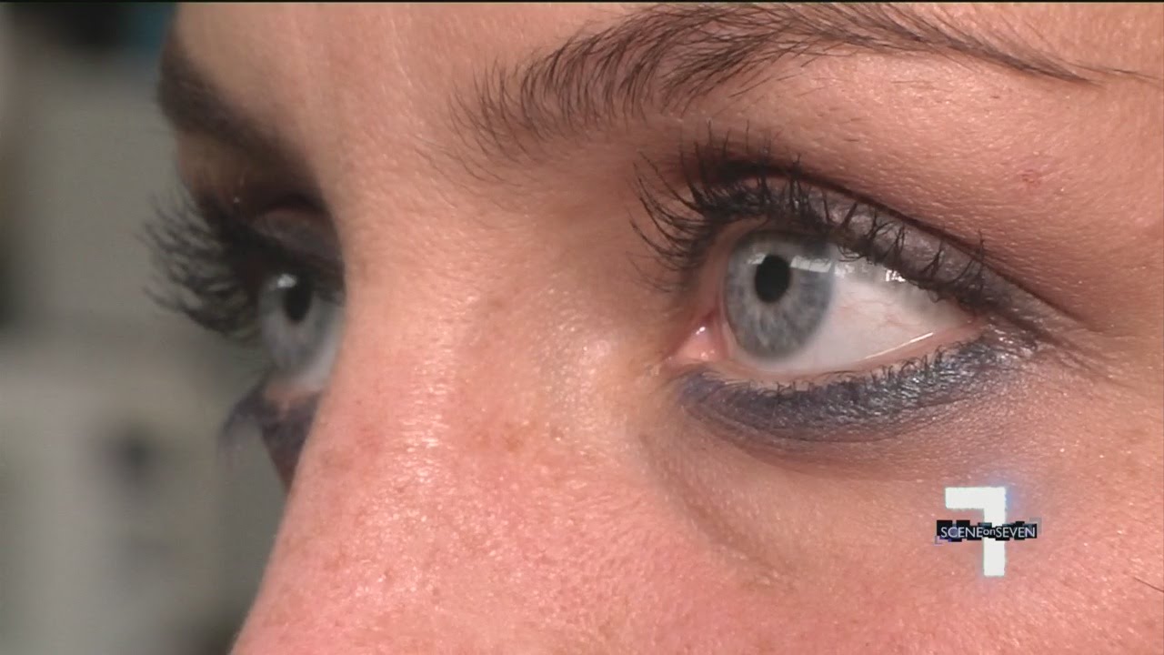 How to Underline Eyes For a Grunge Chic Look - YouTube