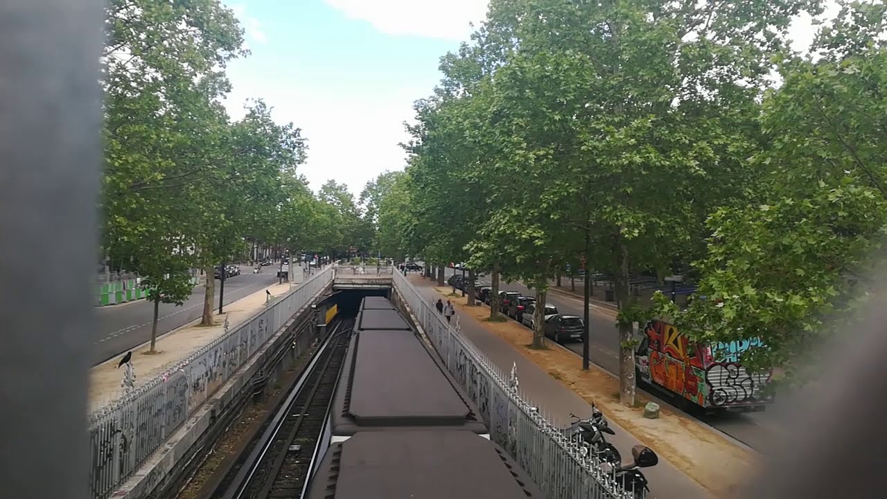 Métro de Paris Ligne 6 à Corvisart / Metro Line 6 trains at Corvisart ...