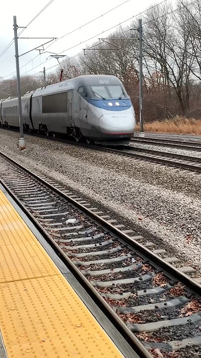 Amtrak Acela 2015 passes by with nice K5LA Hybrid horn - YouTube