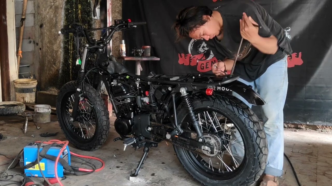 kawasaki w175 custom scrambler - YouTube
