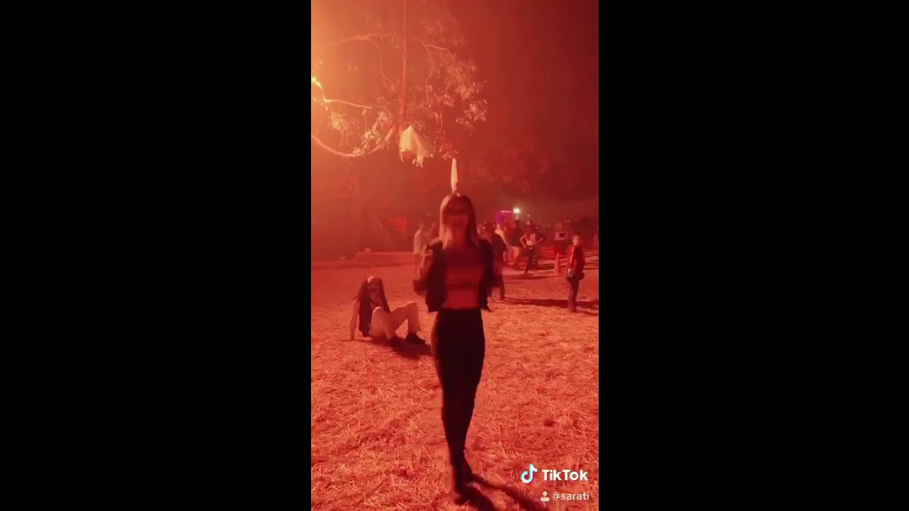 Creepy Clown Photobombs Girl's Jaunty Dance at Haunted Hayride - YouTube