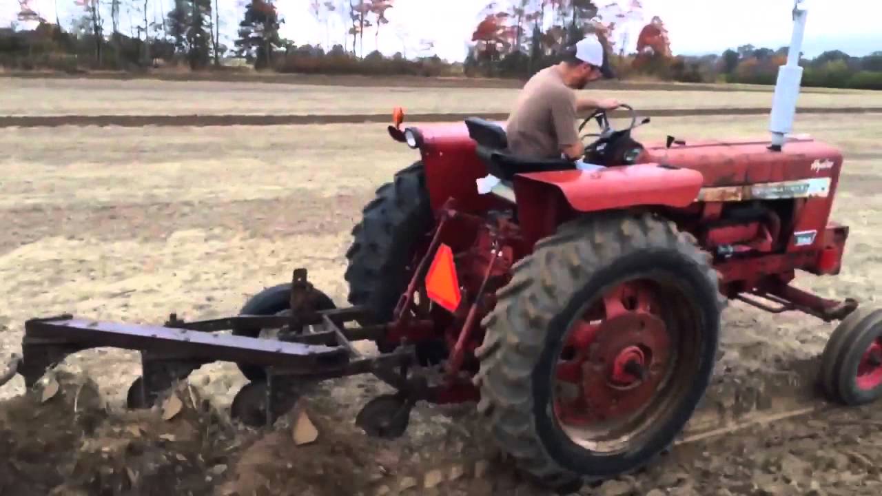 Farmall 544 Hydro plowing - YouTube