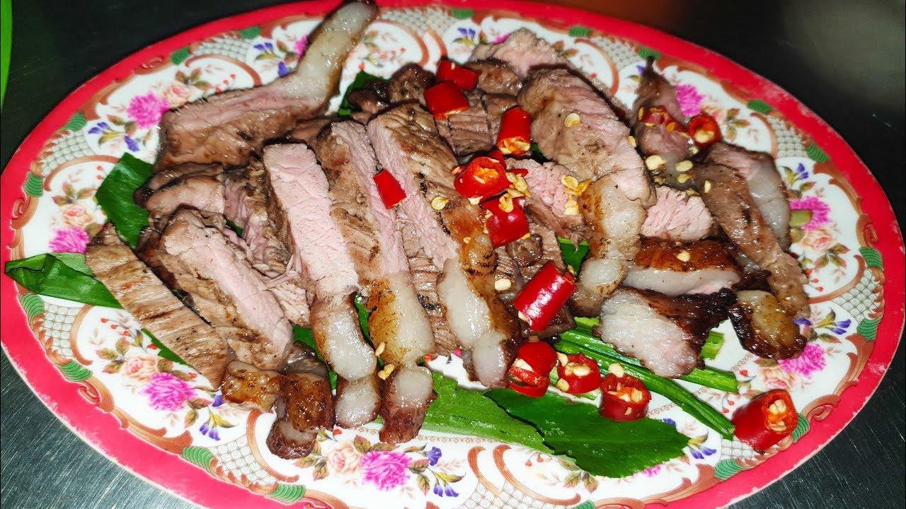 Delicious Grilled Eaten With Vegetables And Fermented Fish Paste Sauce ...