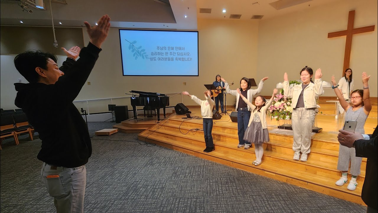 Kids Praise Team ( for God so Loved the World ) - YouTube