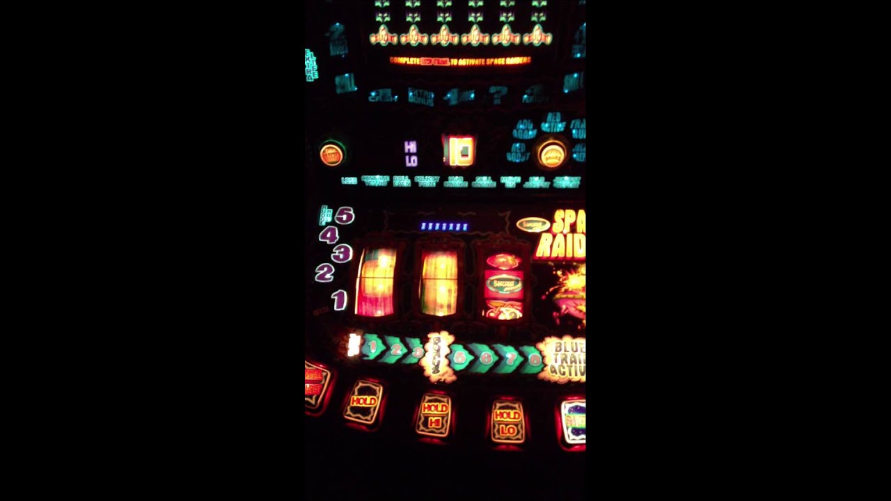 Jackpot on my space raiders fruit machine - YouTube