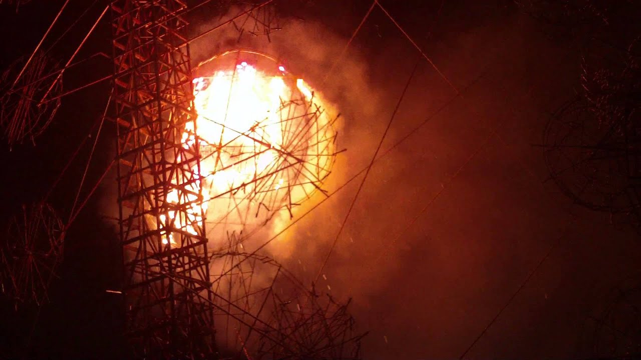 Burning Fireworks in Mexico: Full Castle No.3 burning! - YouTube