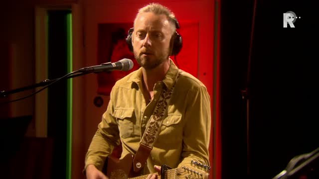 Silver Pockets Full - Pouring Rain - Live uit Lloyd - YouTube