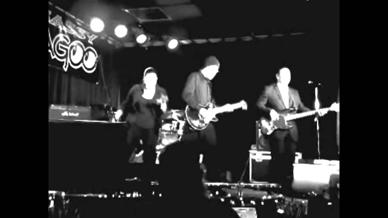 Sassy Magoo Band performing Cryin' - YouTube