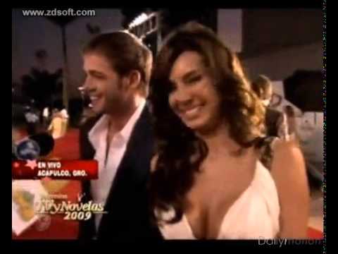 William Levy esta mirando lo que?
