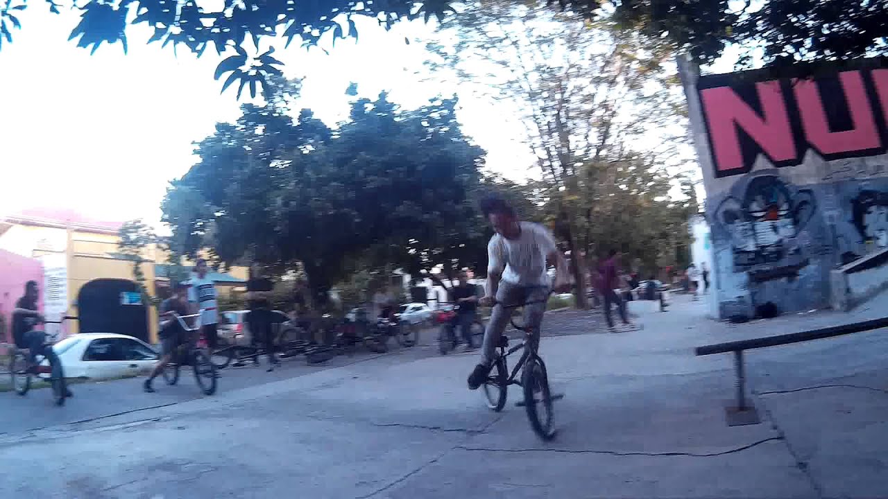 Luc E to switch 180 Osk bmx Pingkaw - YouTube