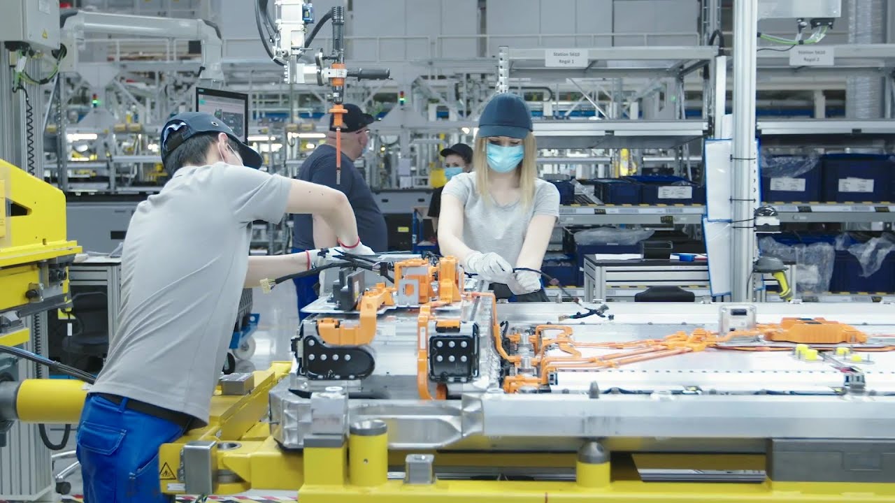 Production of battery systems for the Mercedes Benz EQC - YouTube