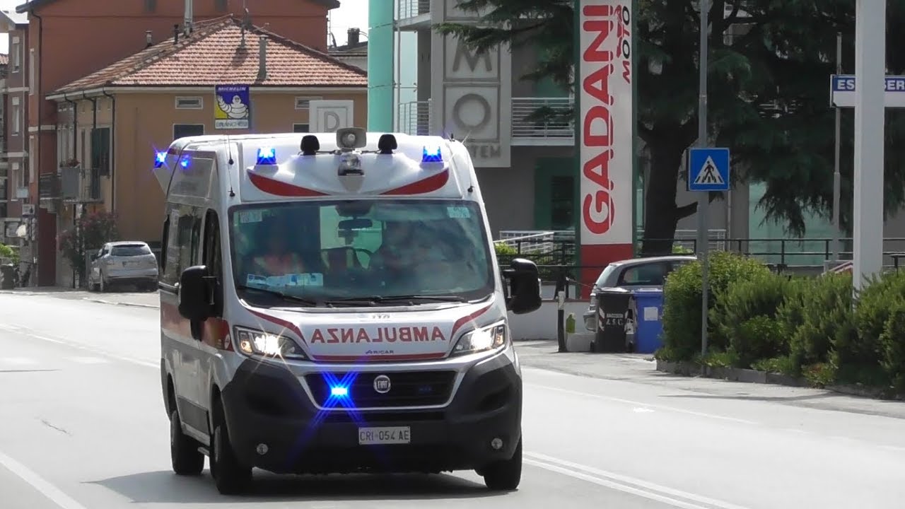 Ambulanza CRI di Pesaro in Emergenza / Italian Red Cross Ambulance in ...