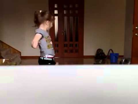 четкая танцует малая