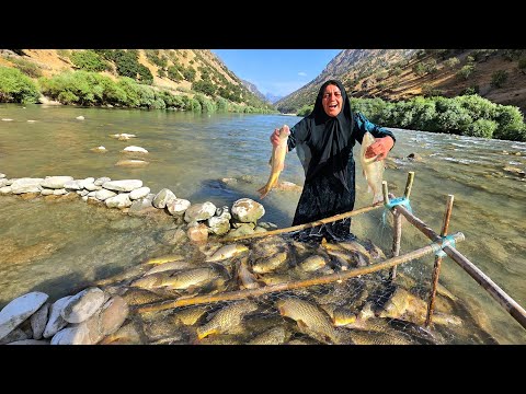 🎣🌊 Soghra's Ancient Fishing Method in a Raging River | A Tradition Passed Down for Generations! 🐟🔥