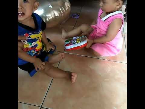 Lucu anak rebutan mainan - YouTube