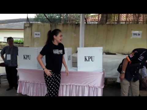 Luna Maya ke TPS Hanya Pakai Baju Tidur dan Sandal Jepit