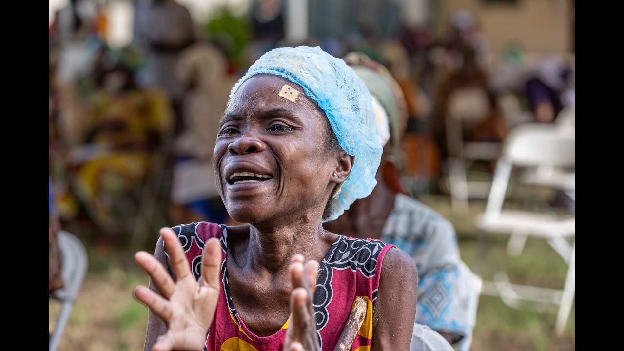 26 year old blind mother receives her sight - Elizabeth's Story - YouTube