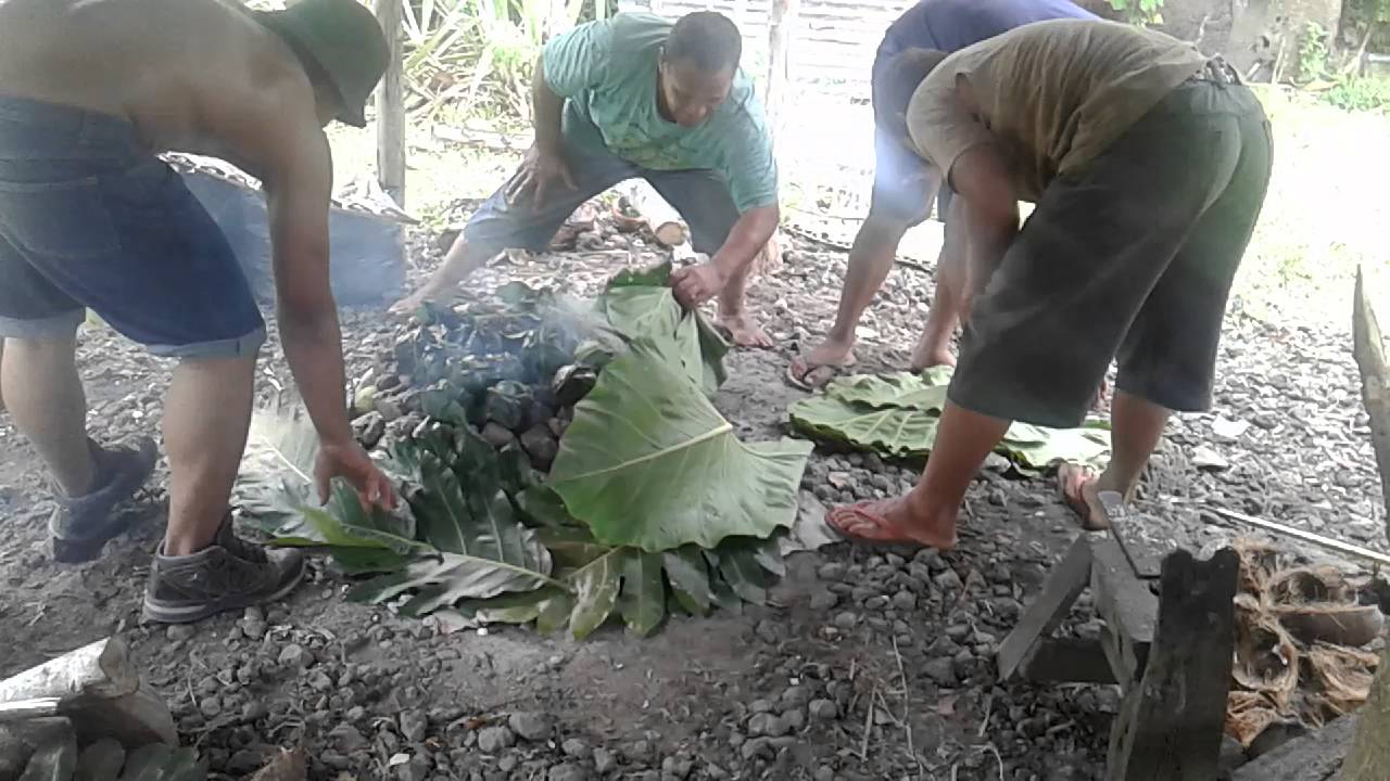 Tofa boys making a umu - YouTube