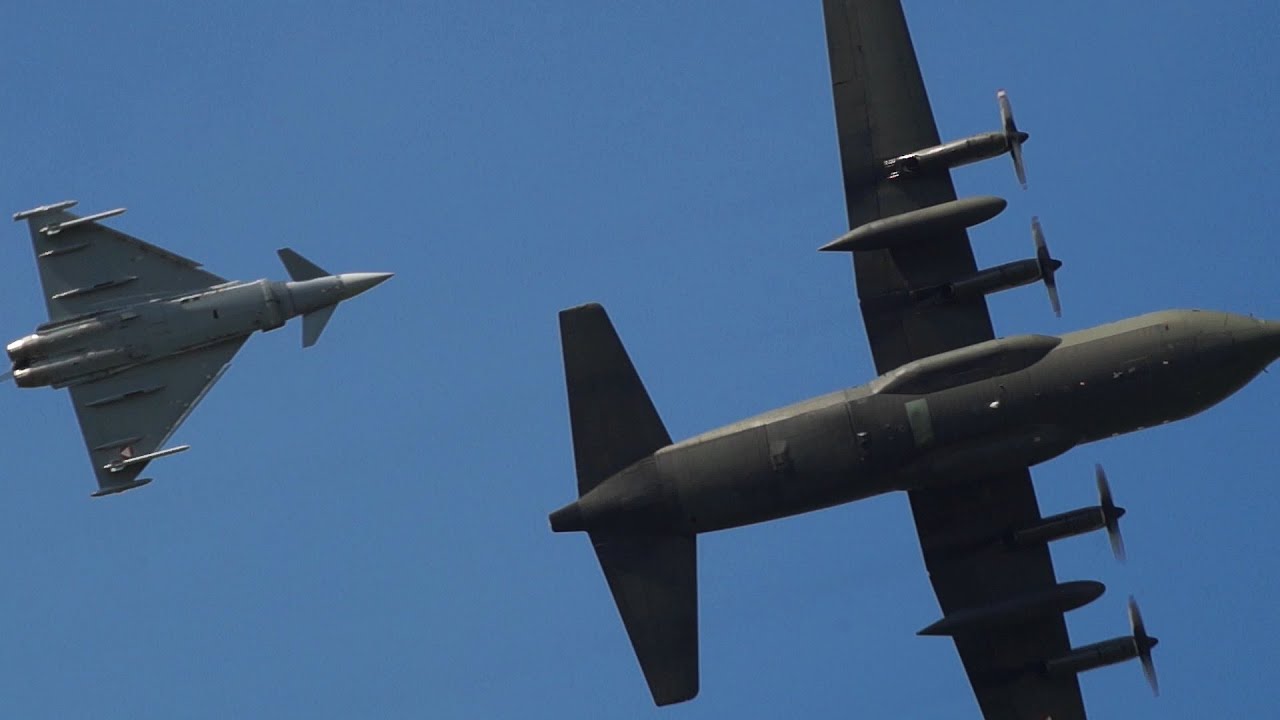 Eurofighter Typhoon - Interception + Dogfight - Day2 Airpower 2016 ...
