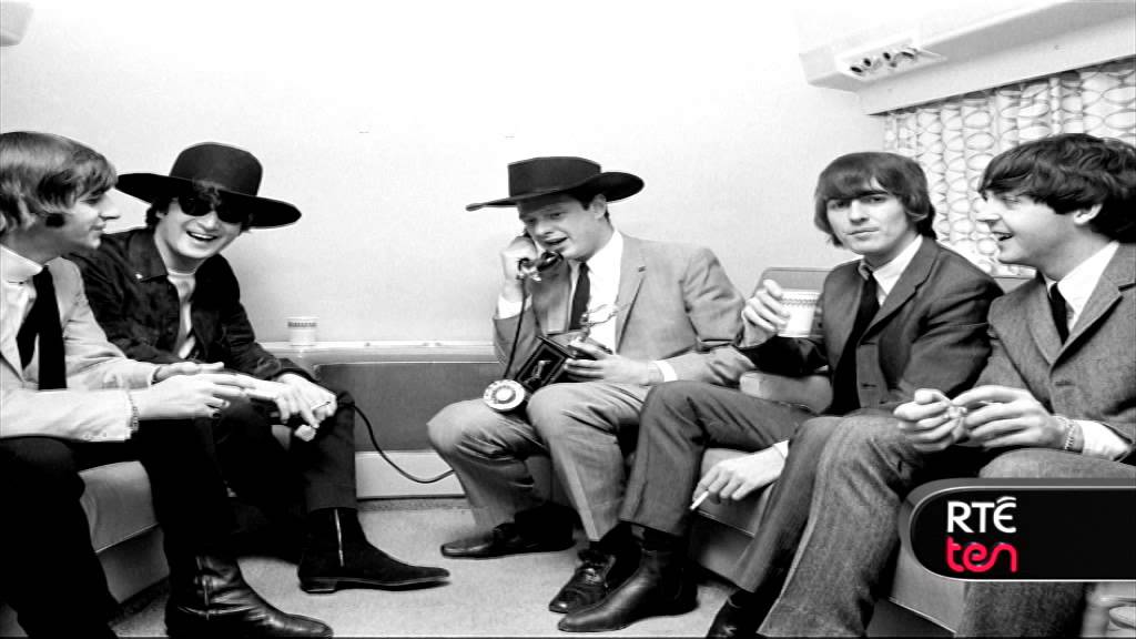 Beatlemania hits America - YouTube