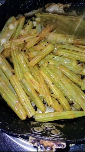 Shojne Data Bhaja (সজনে ডাঁটা ভাজা )#summercooking #youtubeshorts - YouTube