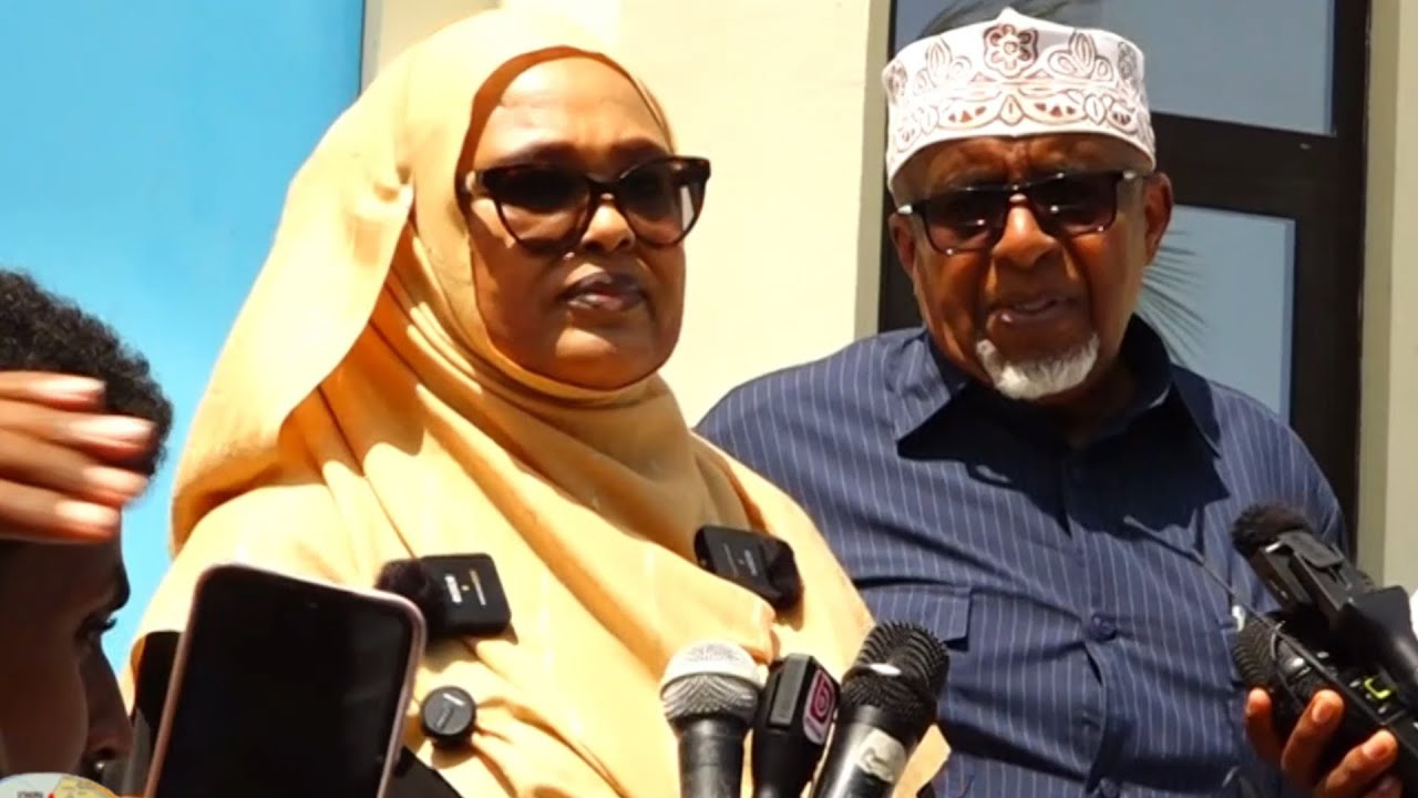 Xildhibaan Caasho Koos ''Calanka Jamhuuriyada Soomaaliya ayaa hoos ...