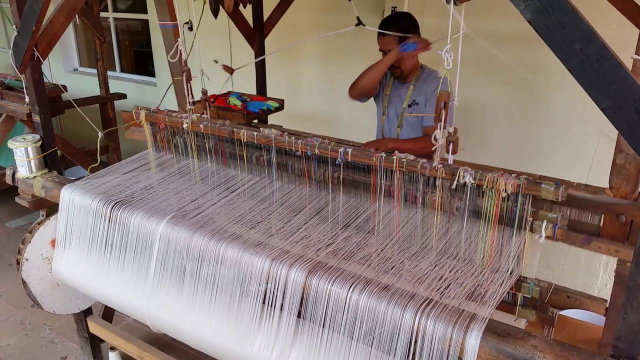 Weefmachine (weaving machine) in Huatulco Mexico - YouTube