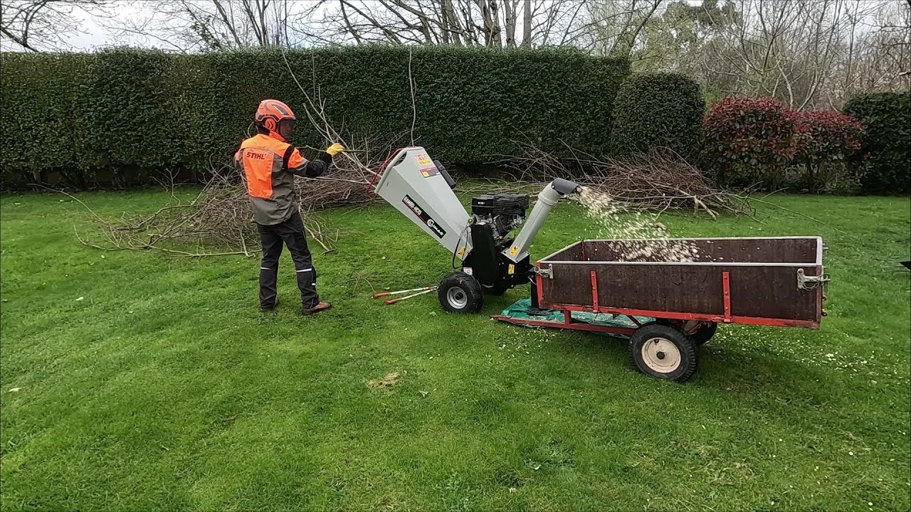 Small WOOD CHIPPER in Action, Satisfying chipping - YouTube