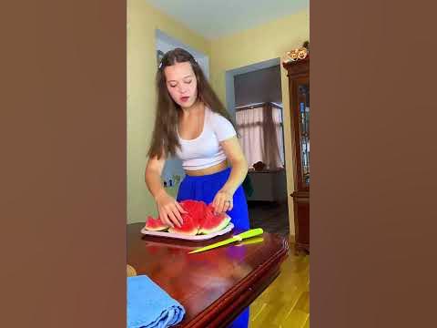 АРИАНА НЕ ПОДЕЛИЛАСЬ АРБУЗОМ? - YouTube