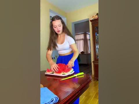 АРИАНА НЕ ПОДЕЛИЛАСЬ АРБУЗОМ? - YouTube