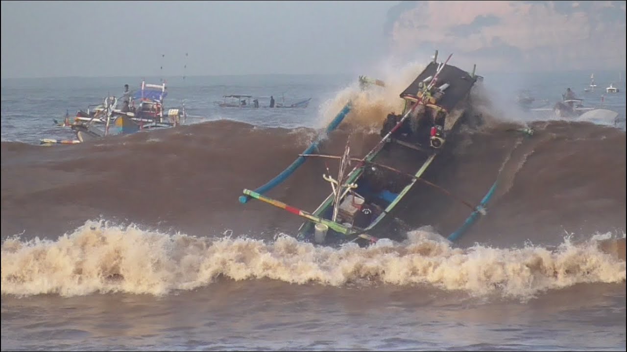 Update terbaru 294 Ombak Besar Perahu Karam diombak plawangan puger 23 ...