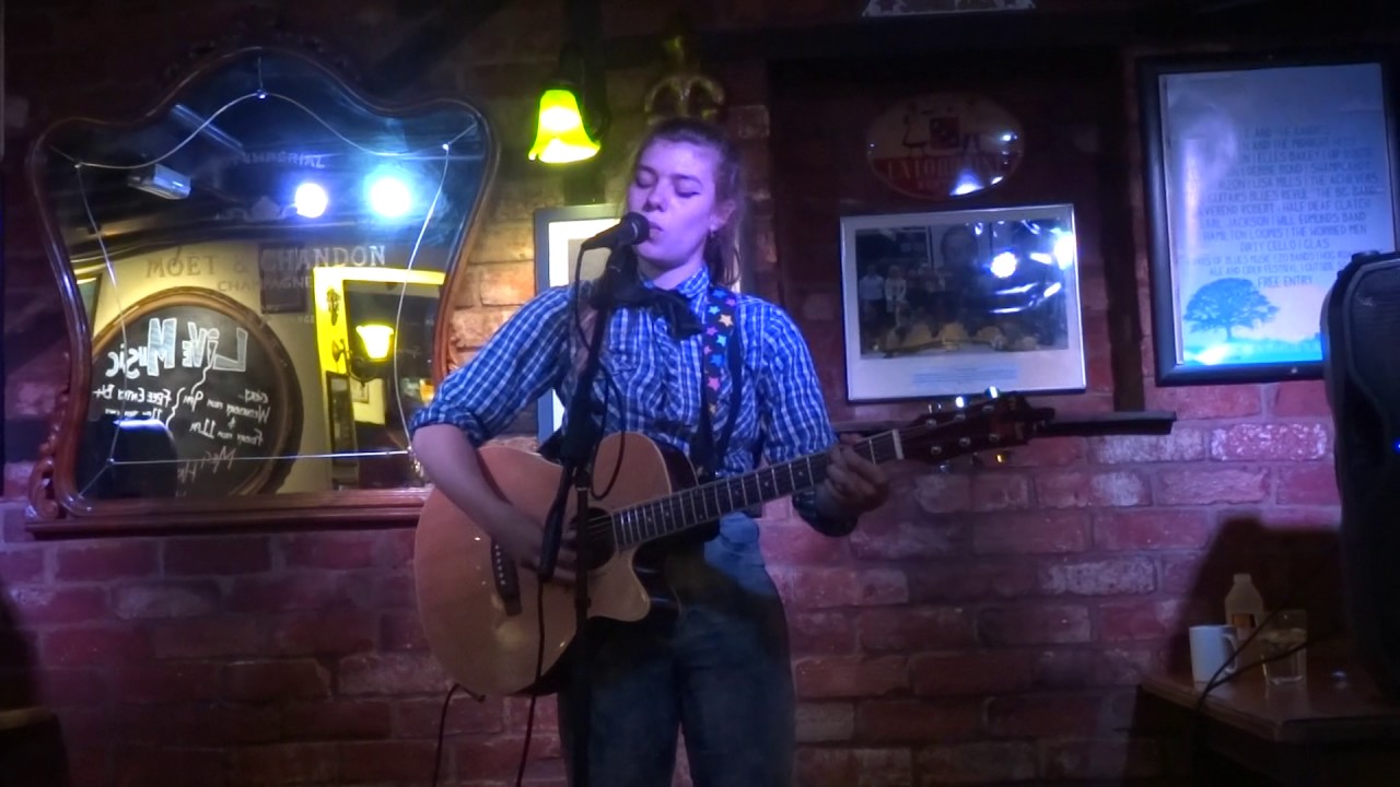 Meg Hayden "Walking on Sunshine" live @ Cafe Rene Gloucester UK - YouTube