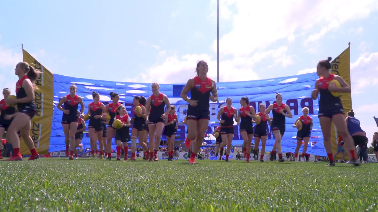 RD5 | Running onto Casey Fields - YouTube